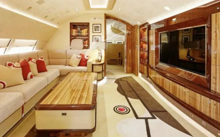 Take a look inside the ultra-luxurious $400 million Boeing 747 private ...